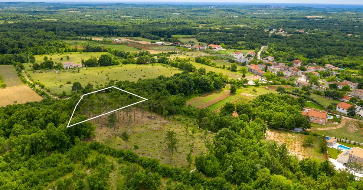 An attractive building land with a view of the picturesque Istrian ...