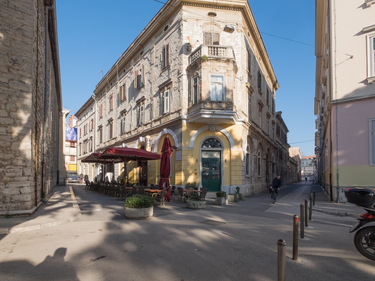 Prodajemo veliki stan koji je trenutno podijeljen u dva manja radi ...