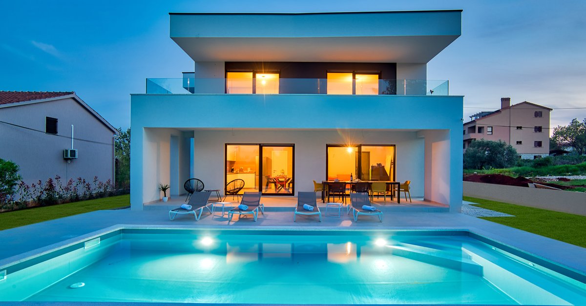 Nova moderna kuća s bazenom i pogledom na Kvarner, nedaleko od Medulina ...