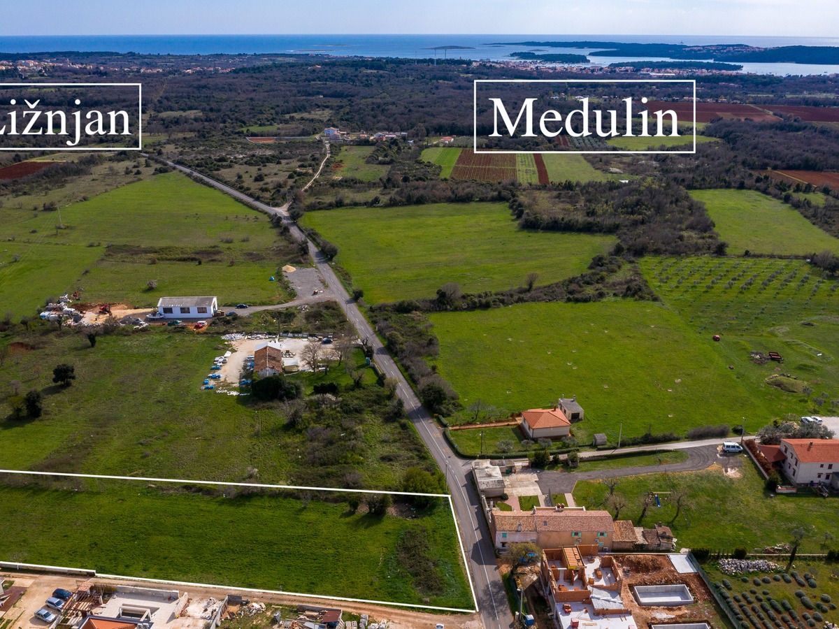 V bližini Pule in 3 km do morja je na prodajo več gradbenih zemljišč ...