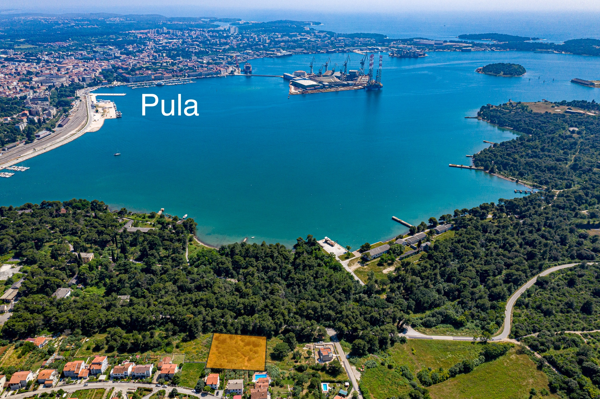 Građevinsko zemljište na Velom vrhu okruženo borovom šumom blizu buduće ...