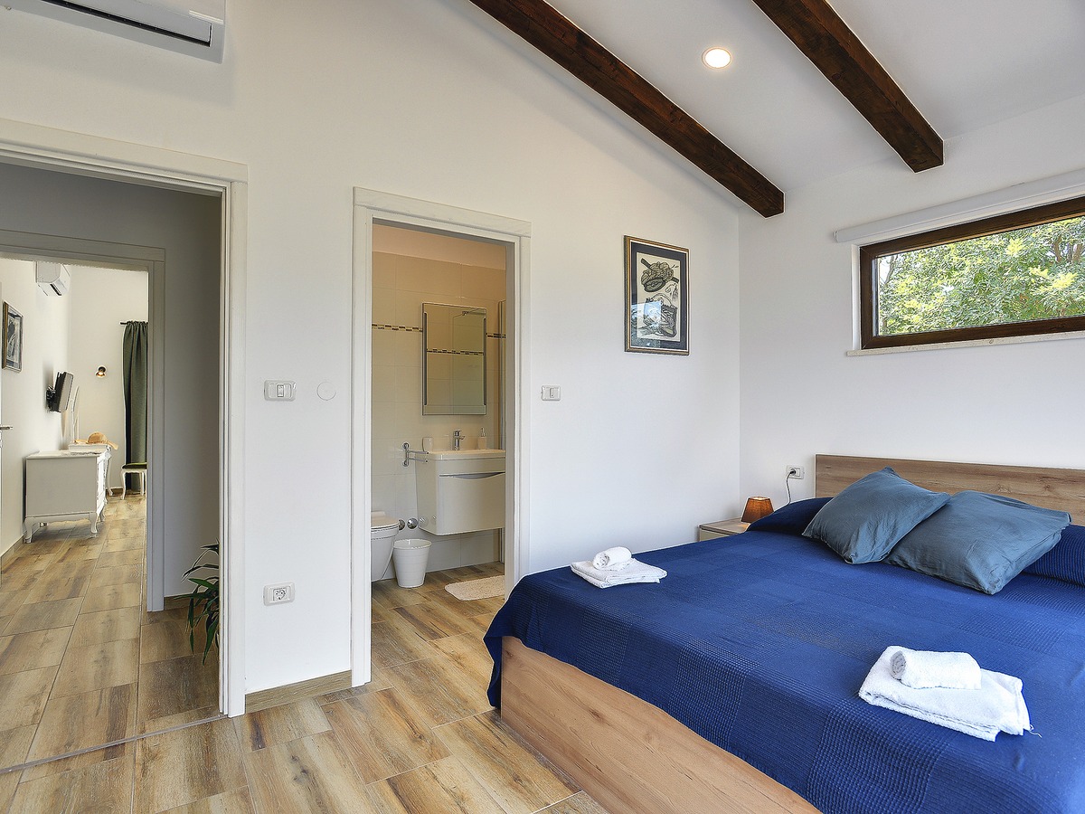 Prodaje se kuća s bazenom na rubu građevinske zone nedaleko od naselja ...